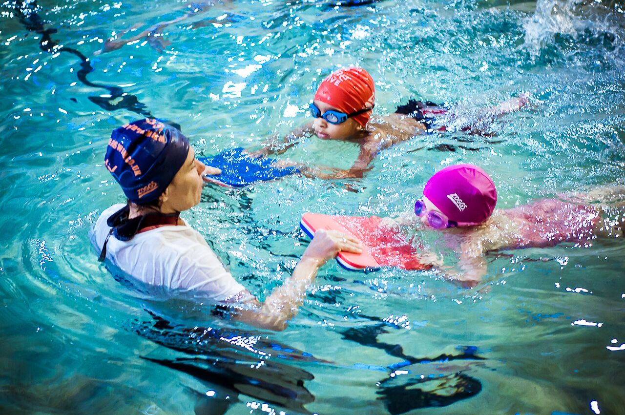 10 top answers to explain how and when kids can learn to swim efficiently